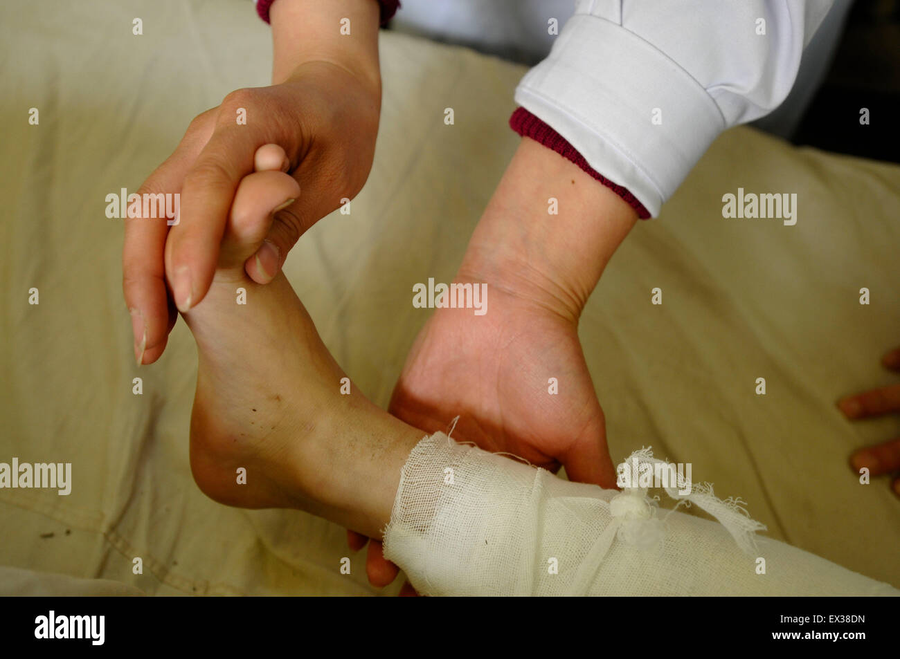 A girl who hurt during the earthquake-hit Yushu County receive medical ...