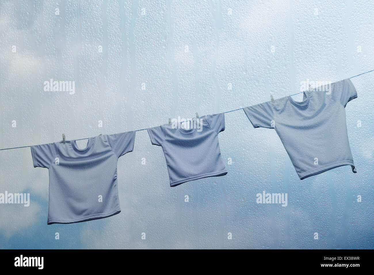 Washing line with no clothes hi-res stock photography and images - Alamy