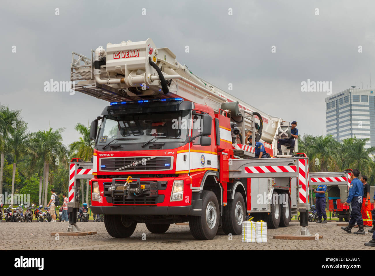 Aerial ladder firefighter hi-res stock photography and images - Alamy