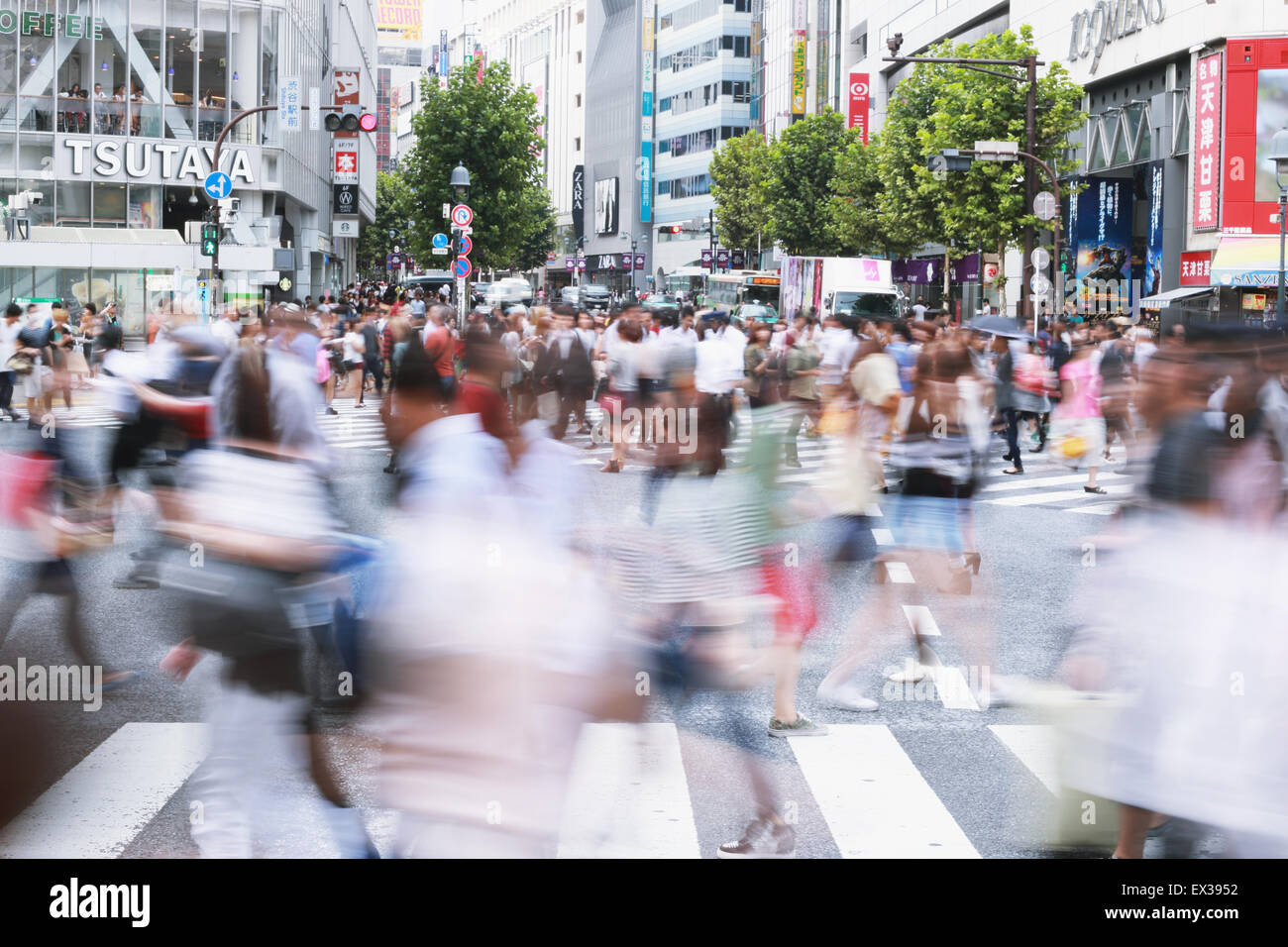Crowd walking at Shibuya scramble crossing, Tokyo, Japan Stock Photo ...