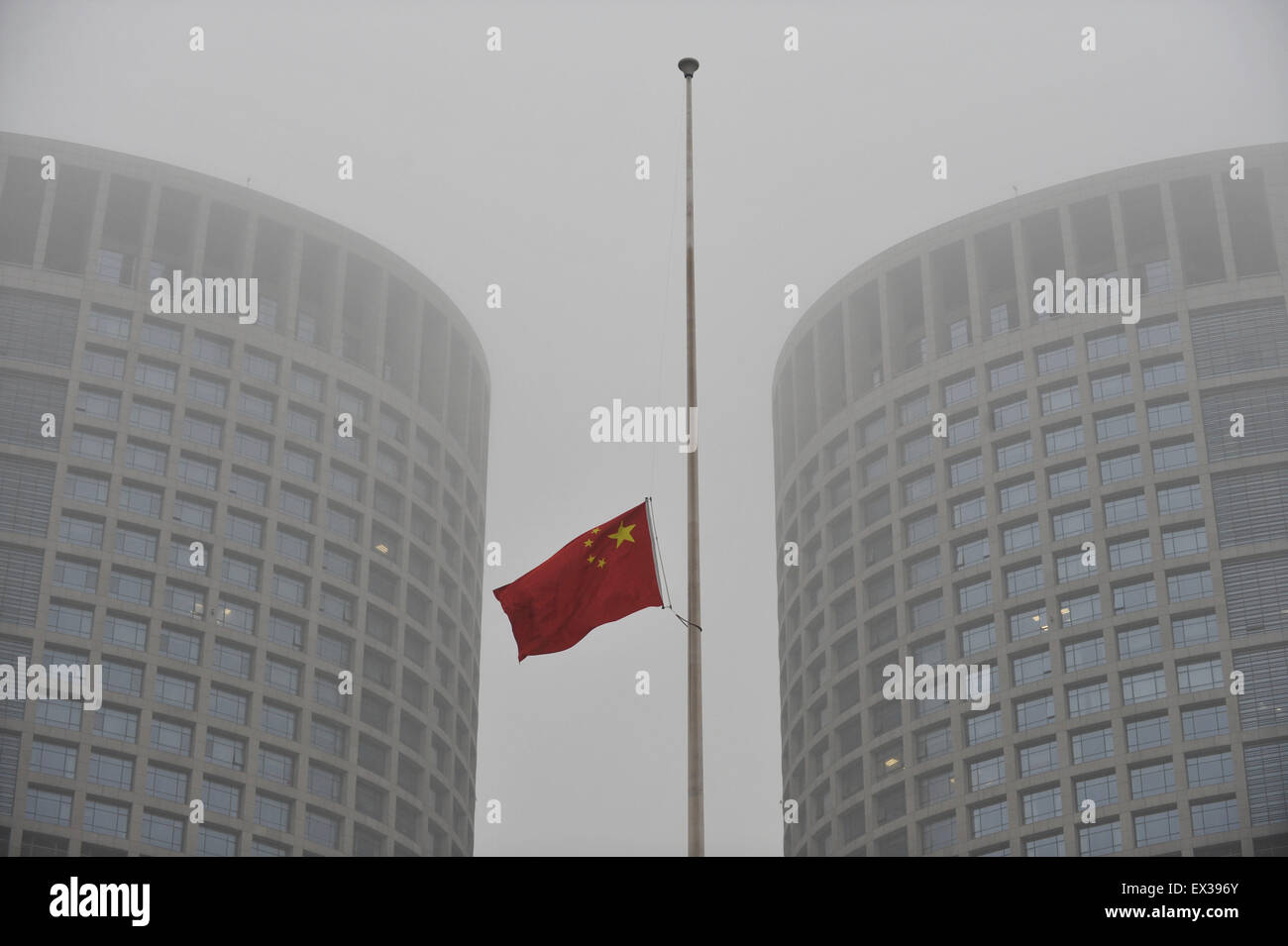 The half-mast of the Chinese national flag to mourn the victims during ...