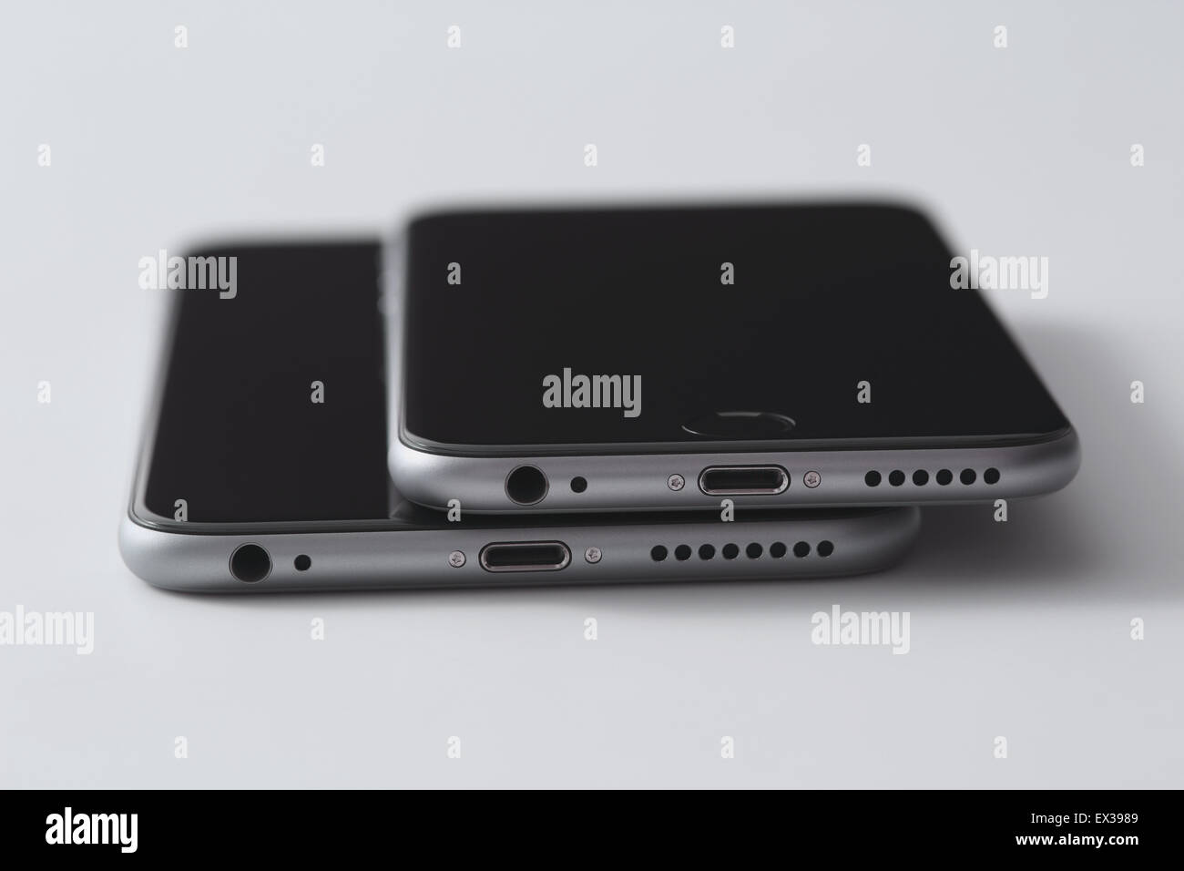 Smartphones hi-res stock photography and images - Alamy