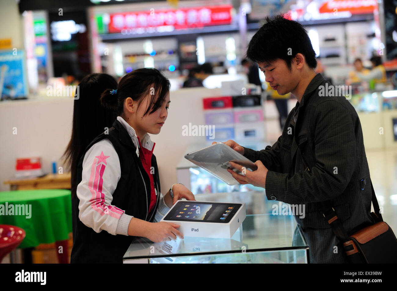 Electronic customer hi-res stock photography and images - Alamy