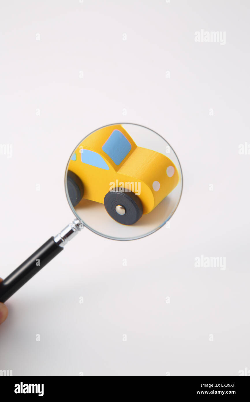 Magnifying glass and car hi-res stock photography and images - Alamy