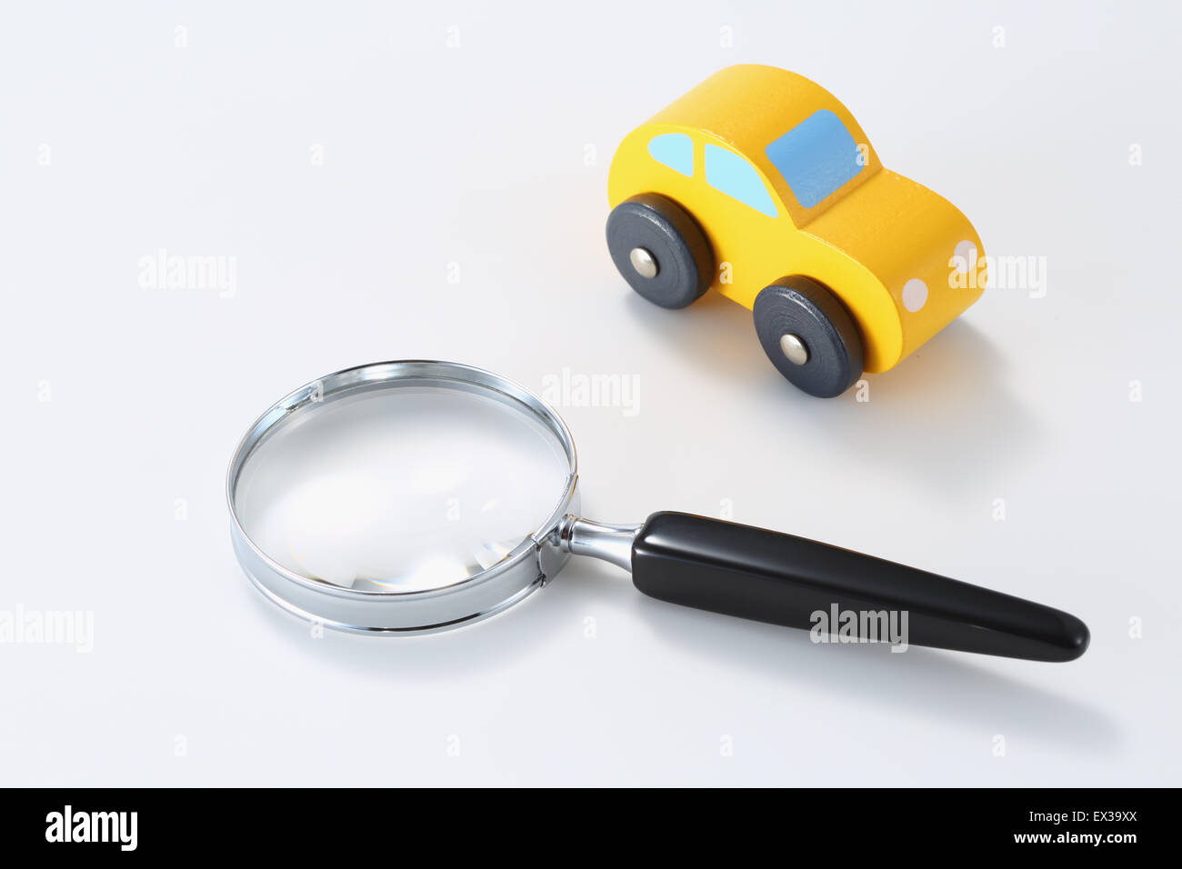 Magnifying glass and car hi-res stock photography and images - Alamy