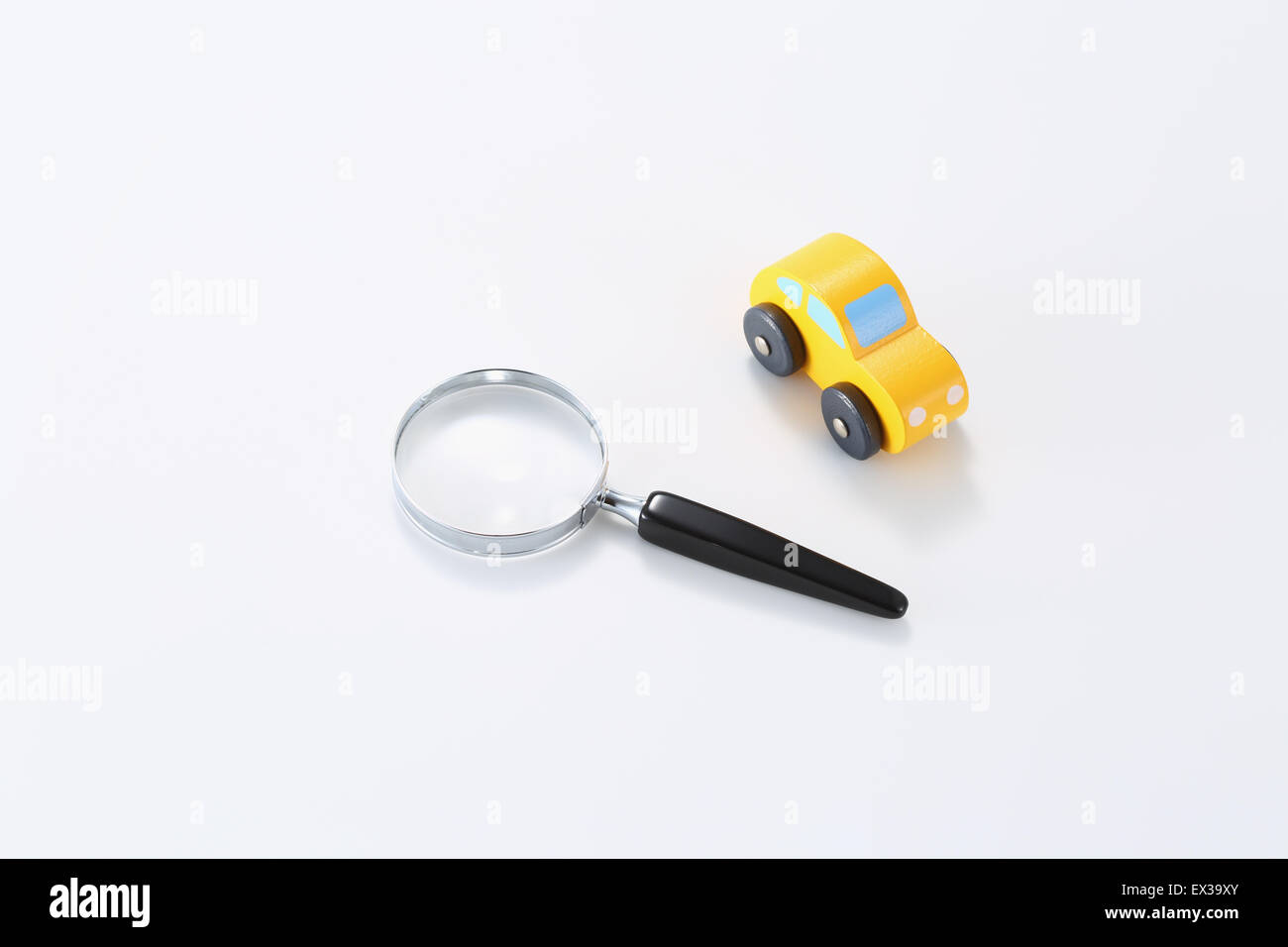 Magnifying glass and car hi-res stock photography and images - Alamy
