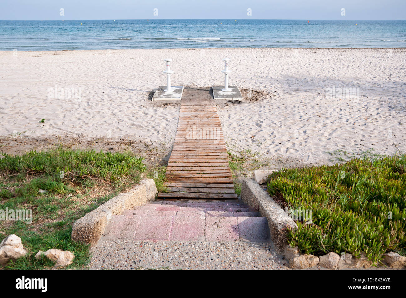 Wooden access footpath to the beach Stock Photo - Alamy