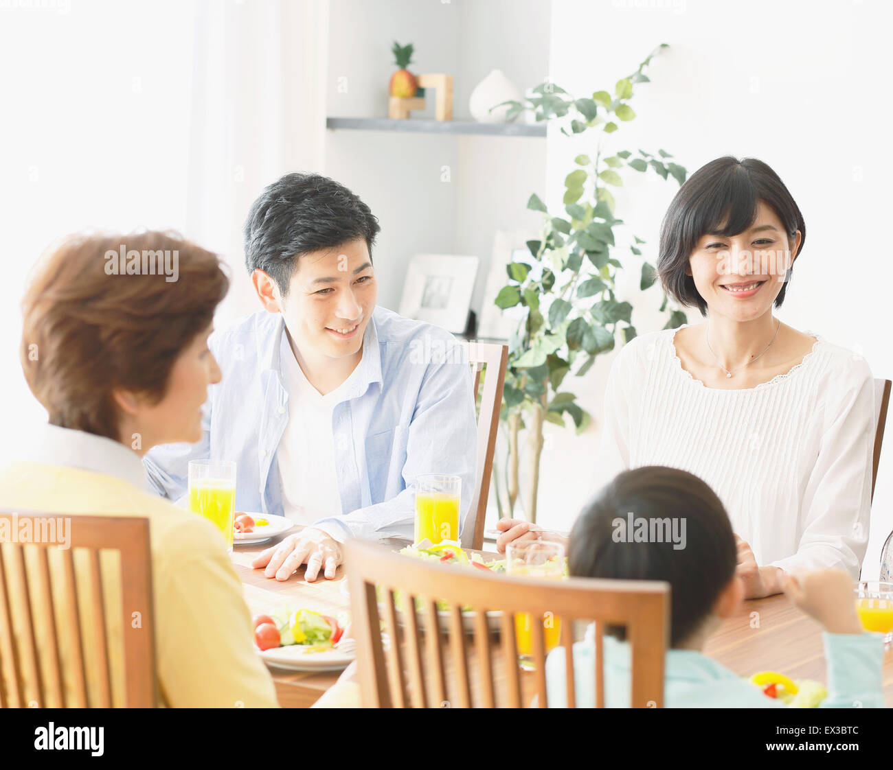 Japanese and western child together hi-res stock photography and images ...