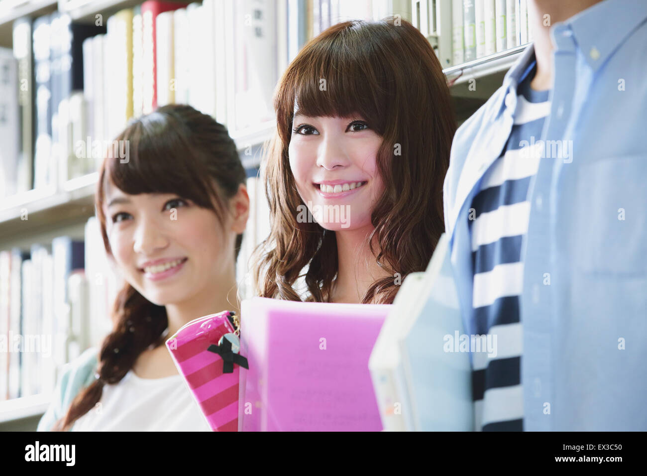 University students in the library Stock Photo - Alamy
