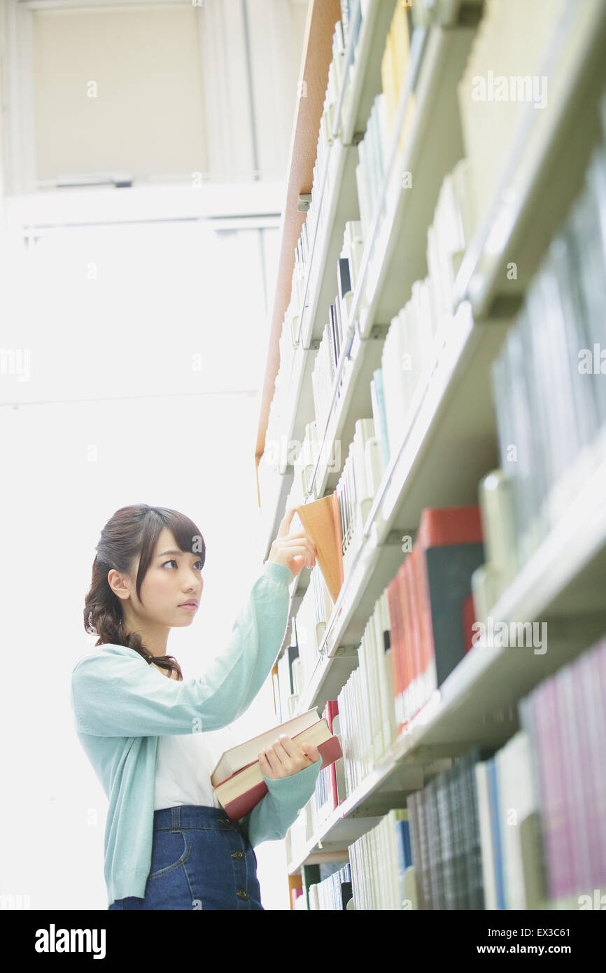 University student in the library Stock Photo - Alamy