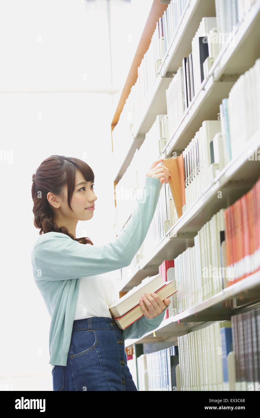 University student in the library Stock Photo - Alamy