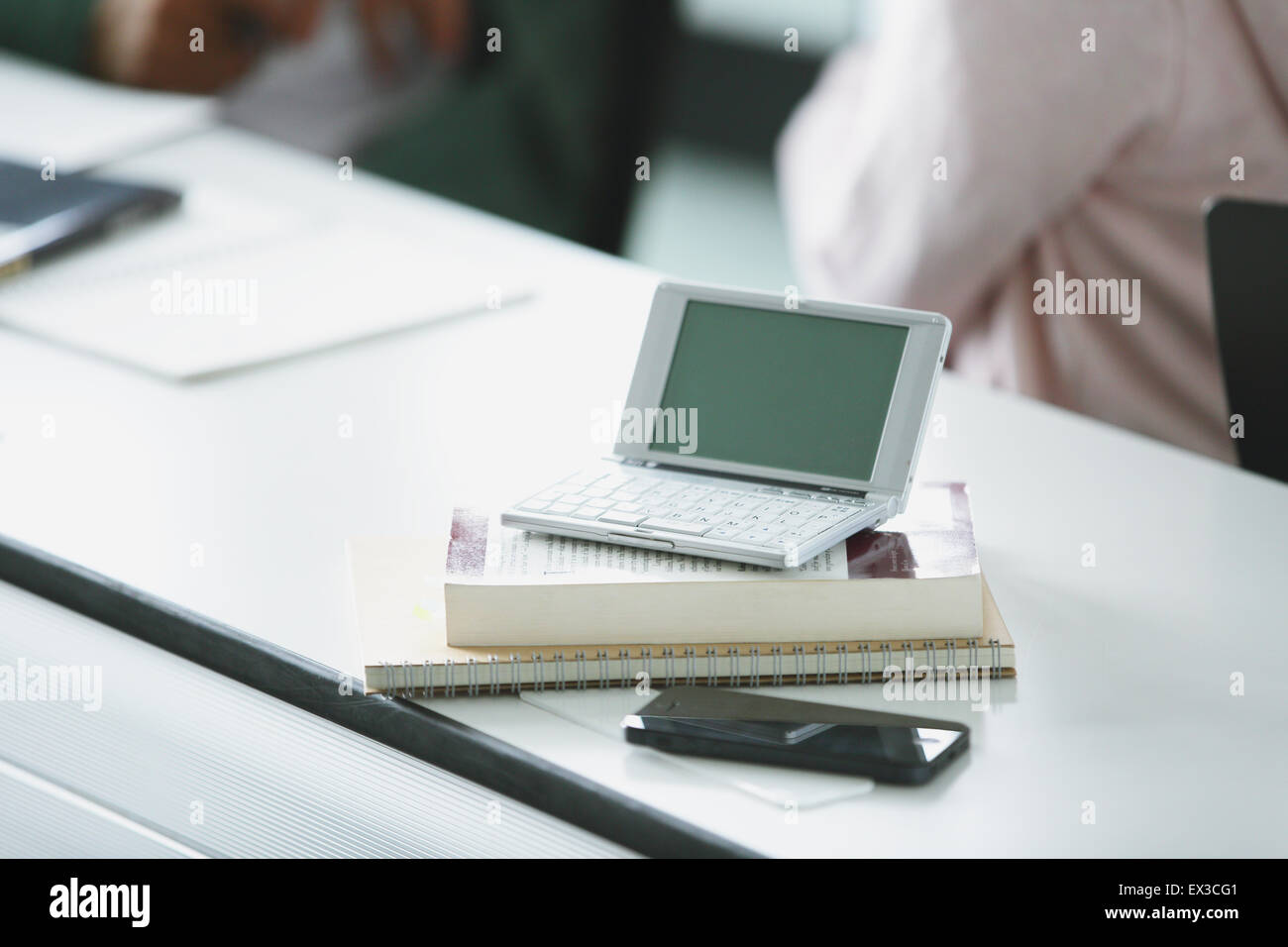 Cell phone school classroom hi-res stock photography and images - Alamy