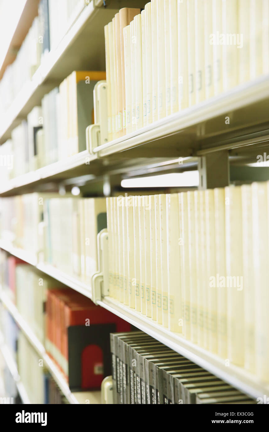 University bookshelf hi-res stock photography and images - Alamy