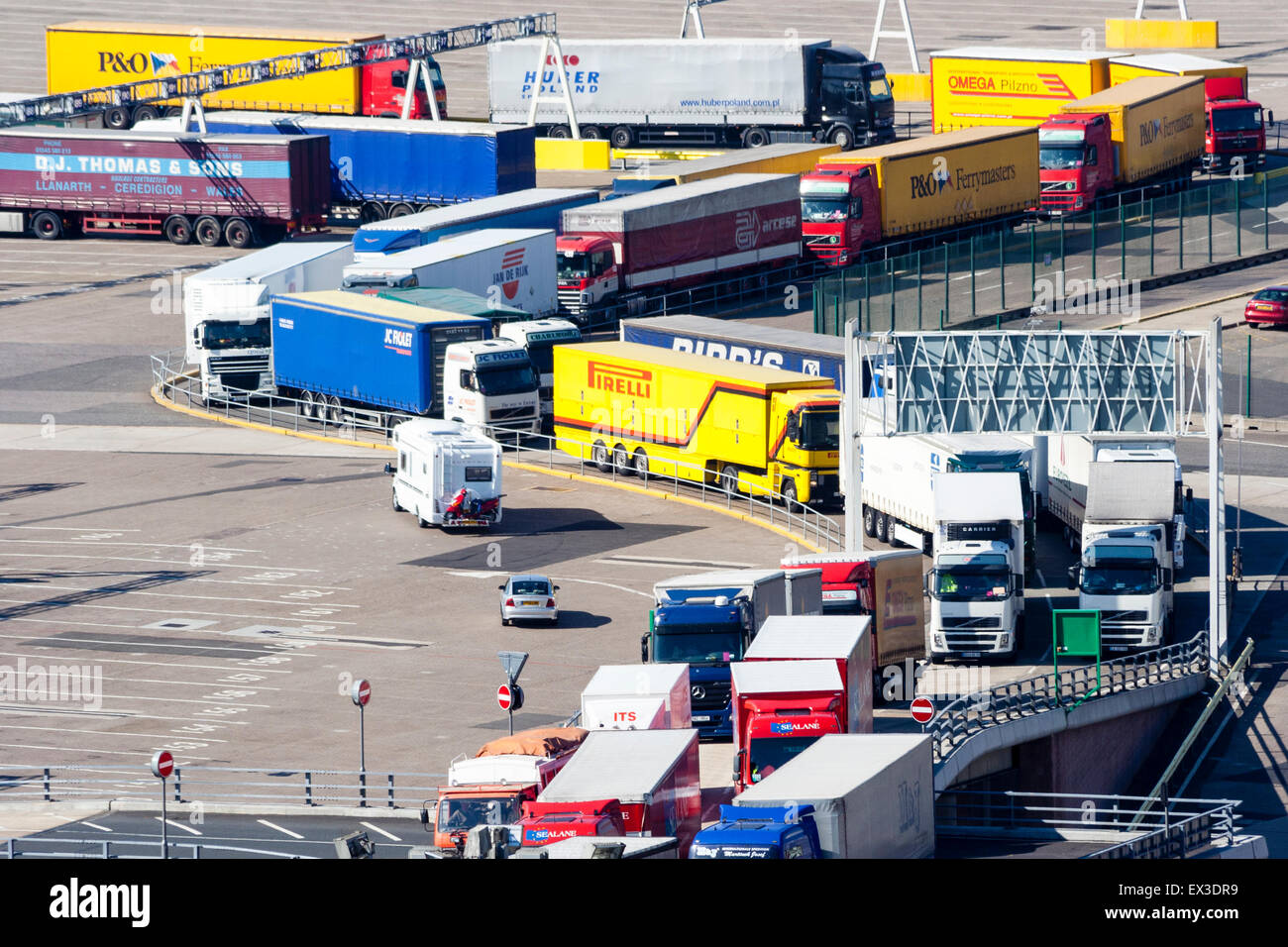 Queues of lorries hi-res stock photography and images - Alamy