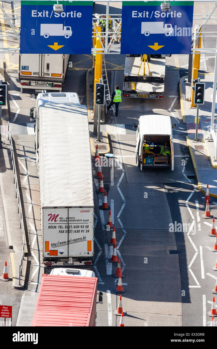 Queues of lorries hi-res stock photography and images - Alamy