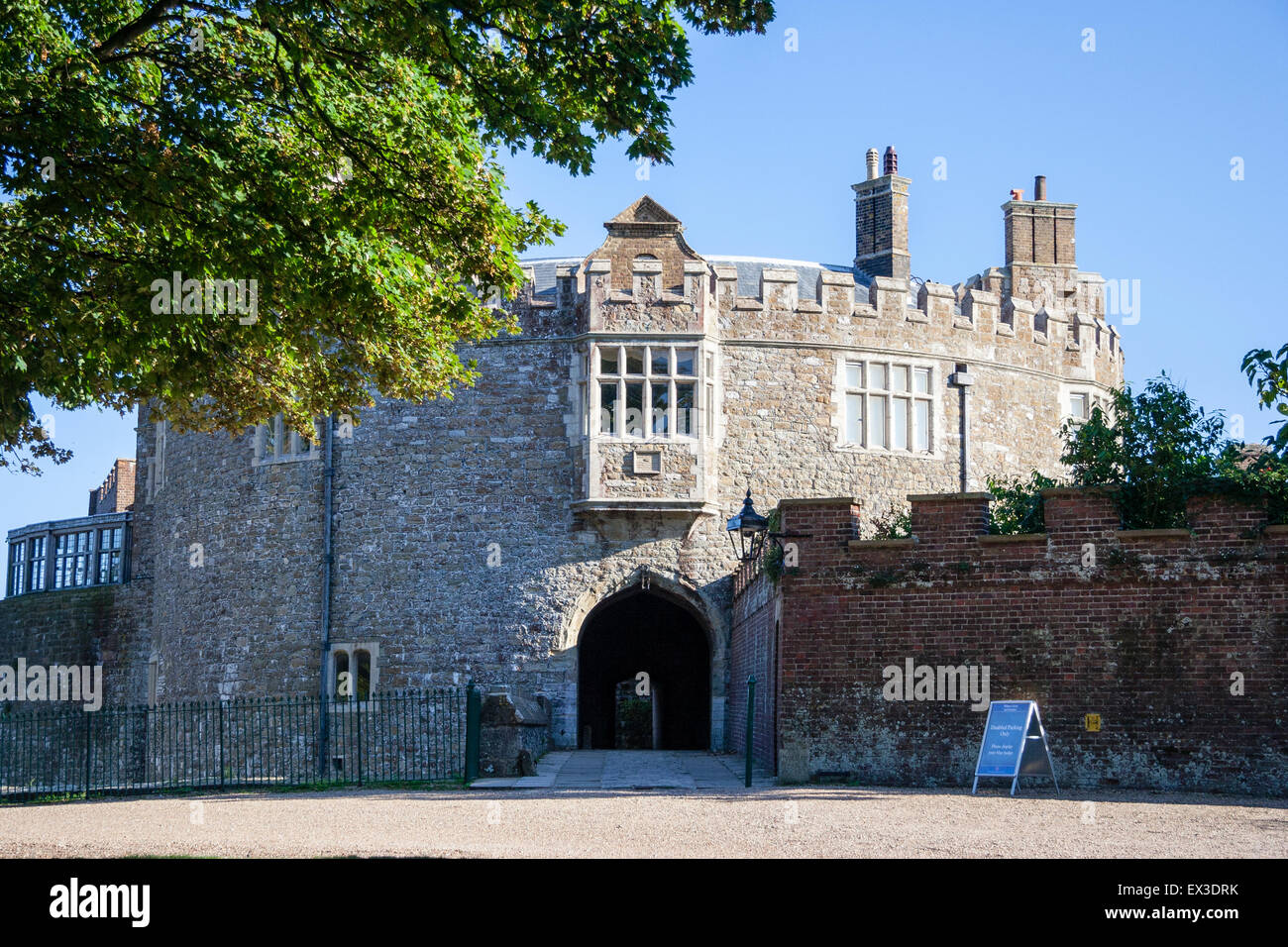 Tudor gatehouse hi-res stock photography and images - Alamy