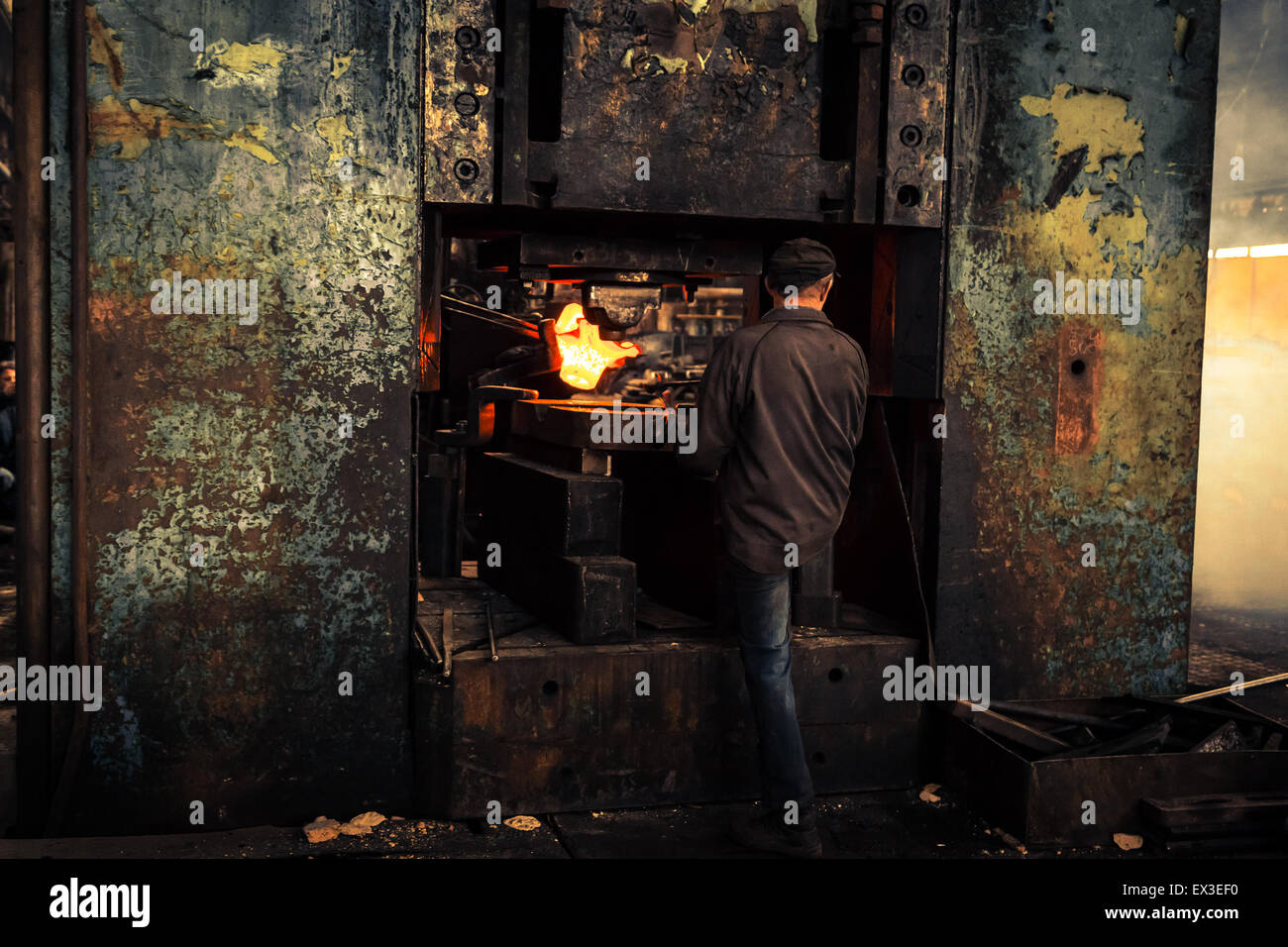 Smith forging red hot iron hi-res stock photography and images - Alamy