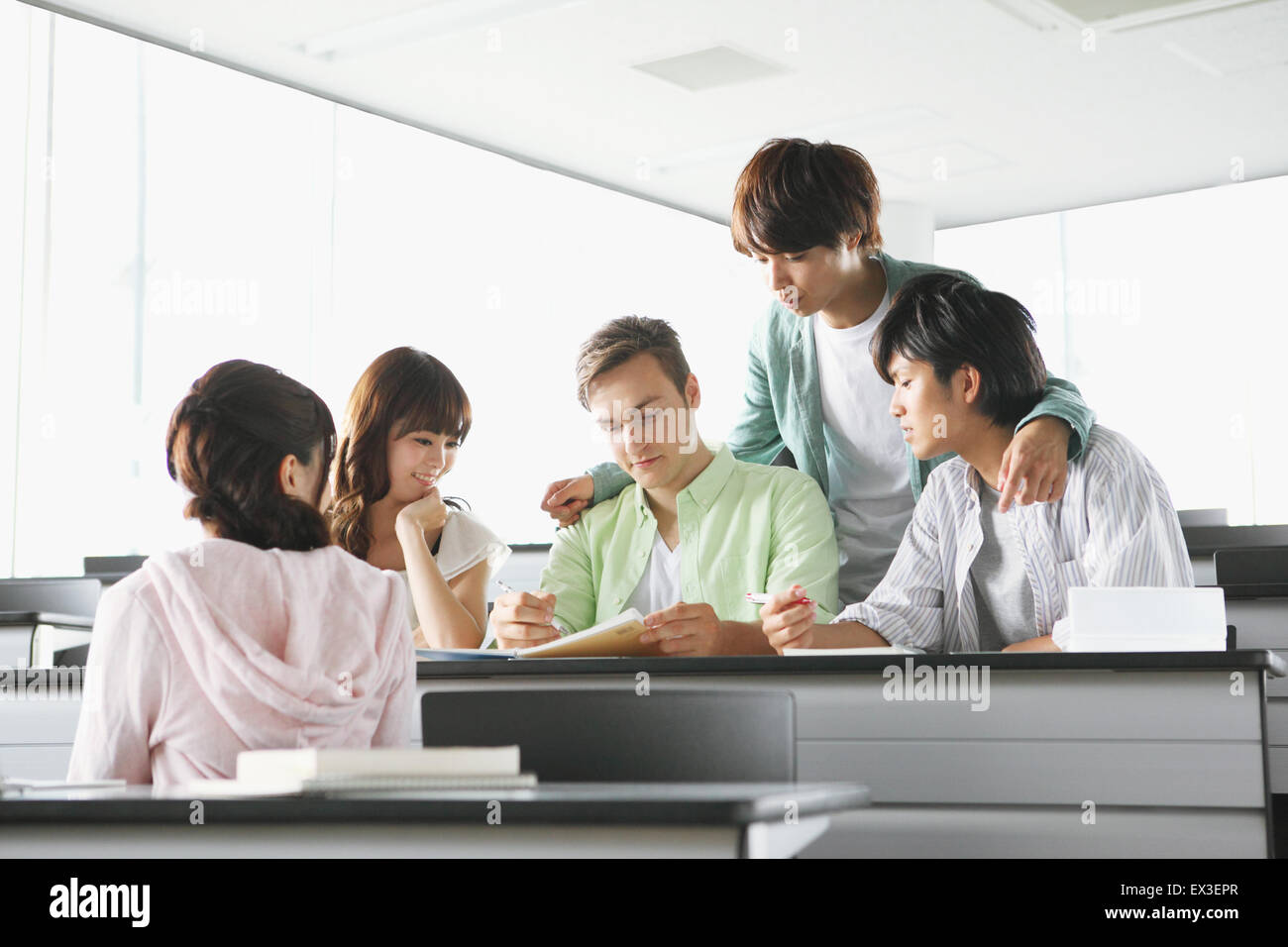 Student conversation group rear view hi-res stock photography and ...