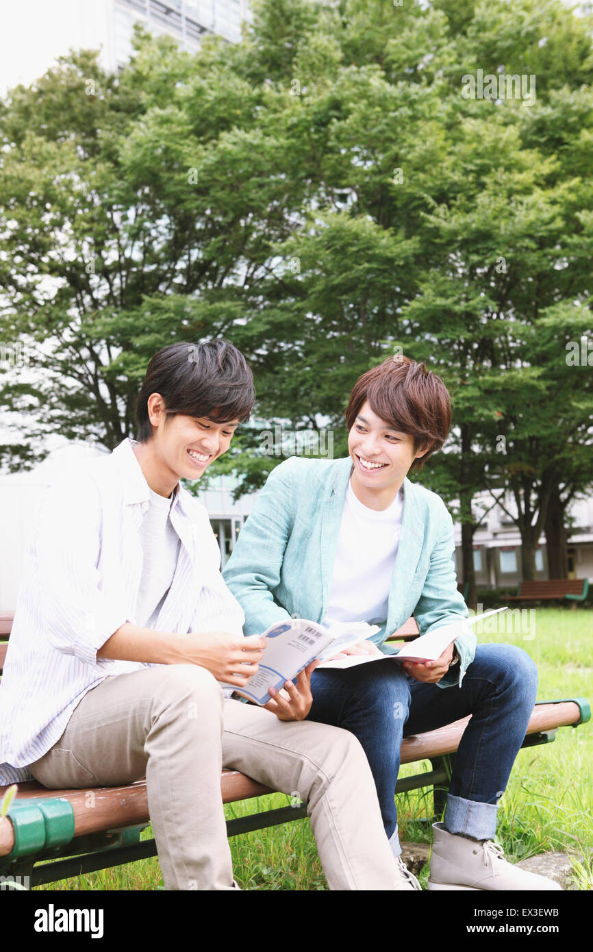 University students in the campus park Stock Photo - Alamy