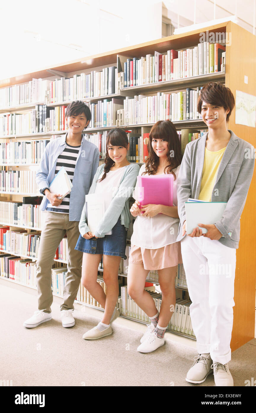 University students in the library Stock Photo - Alamy
