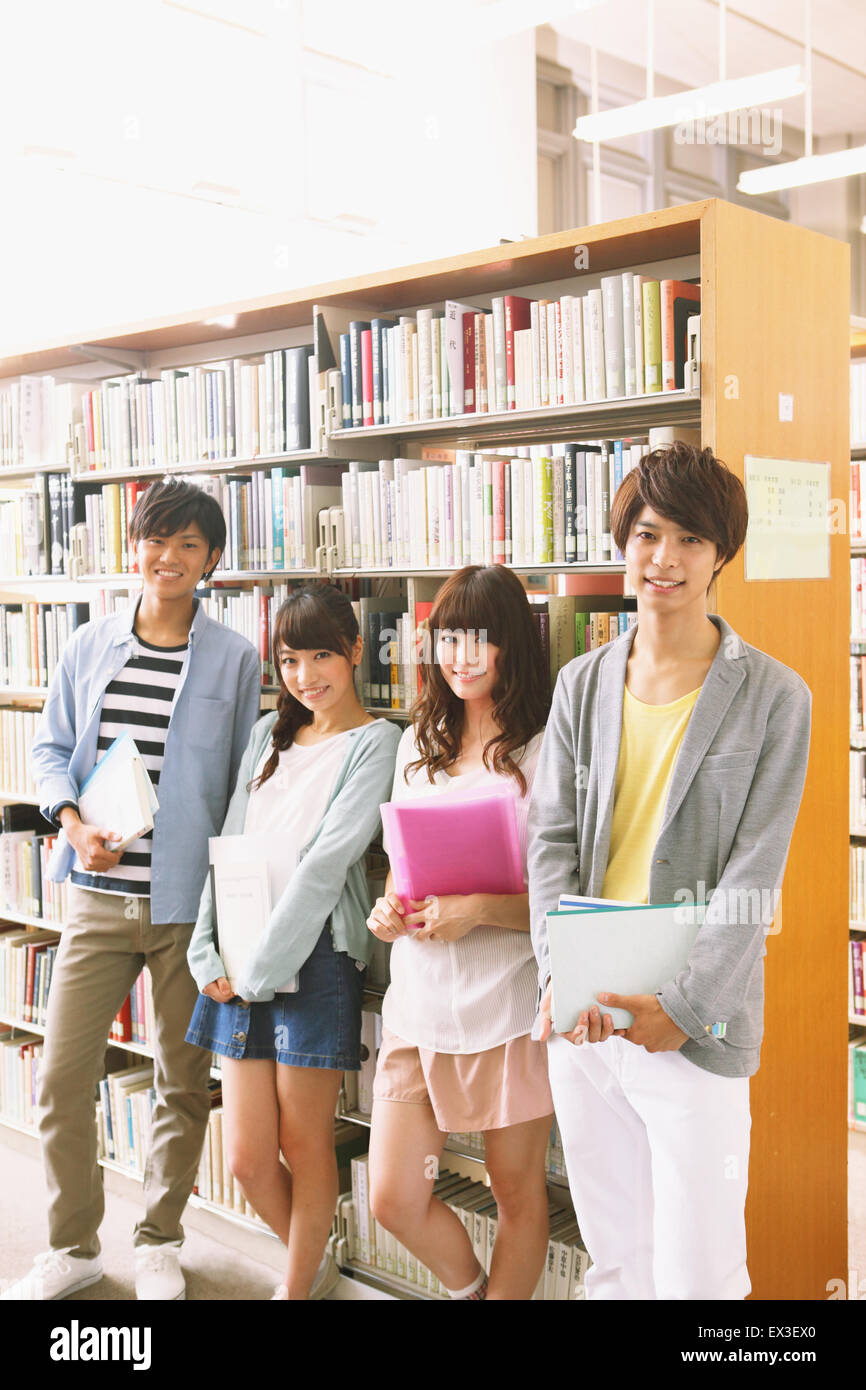University students in the library Stock Photo - Alamy