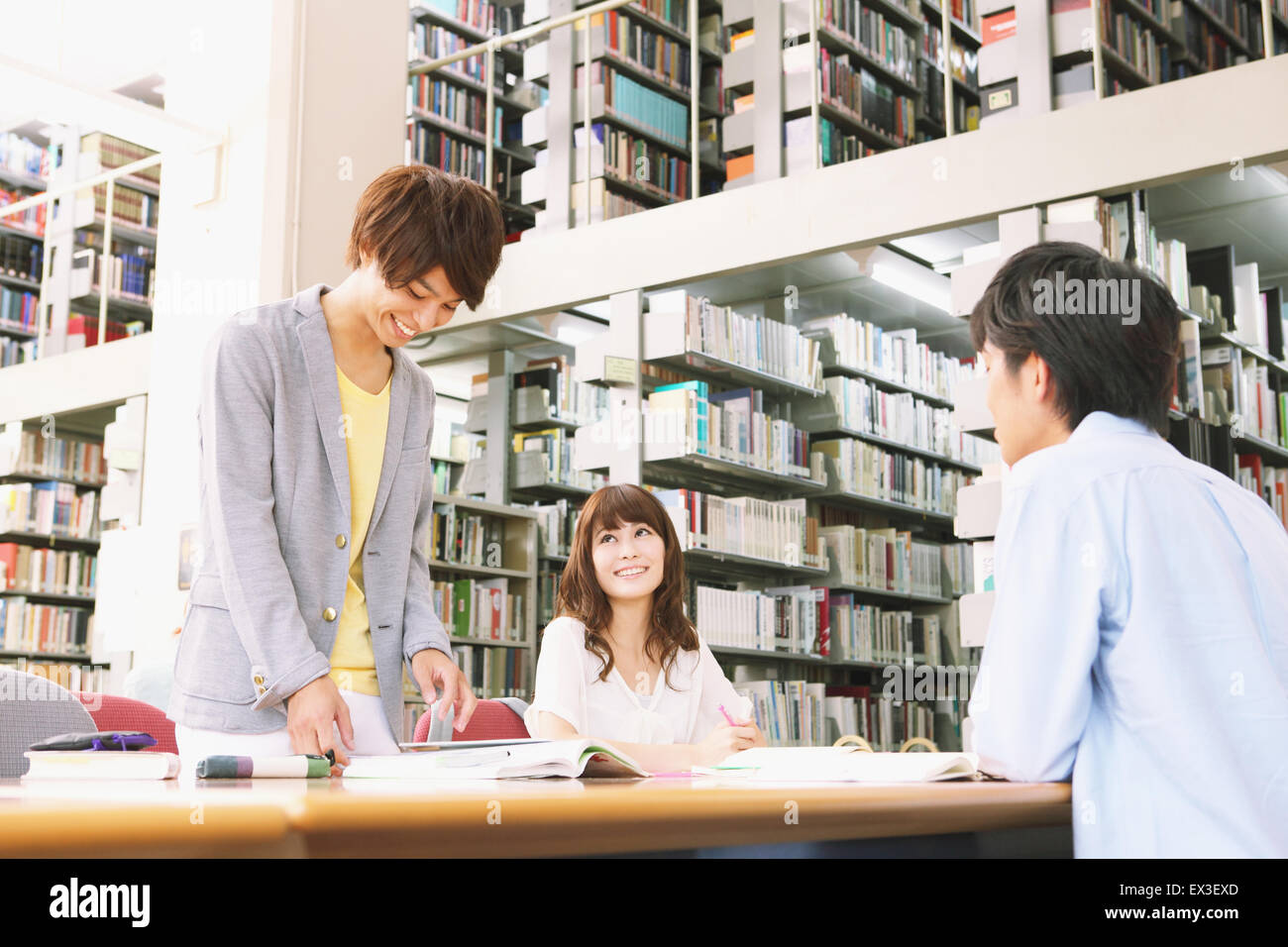 University students in the library Stock Photo - Alamy