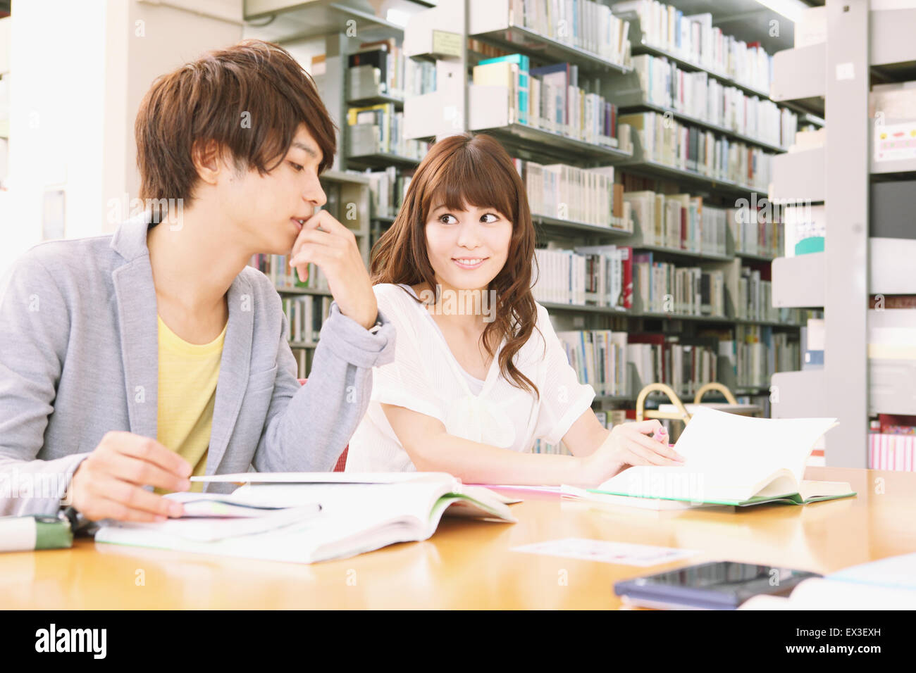 University students in the library Stock Photo - Alamy
