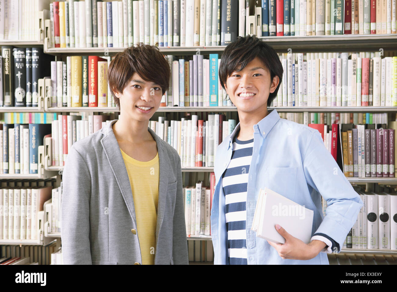 University students in the library Stock Photo - Alamy