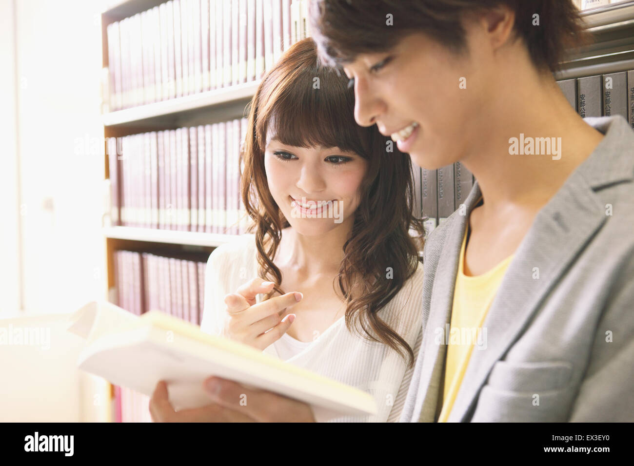 University students in the library Stock Photo - Alamy