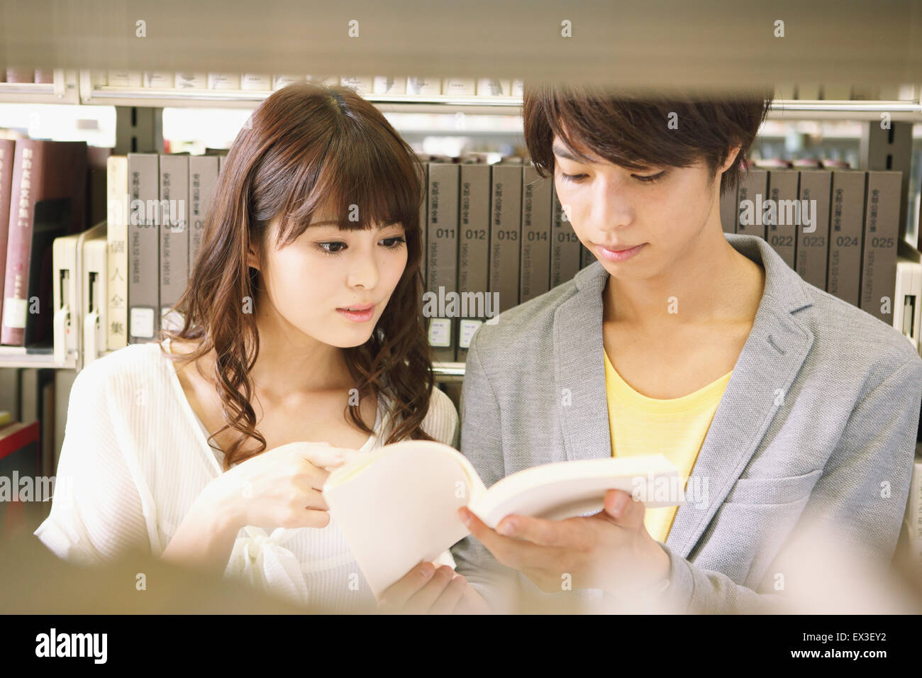 University students in the library Stock Photo - Alamy
