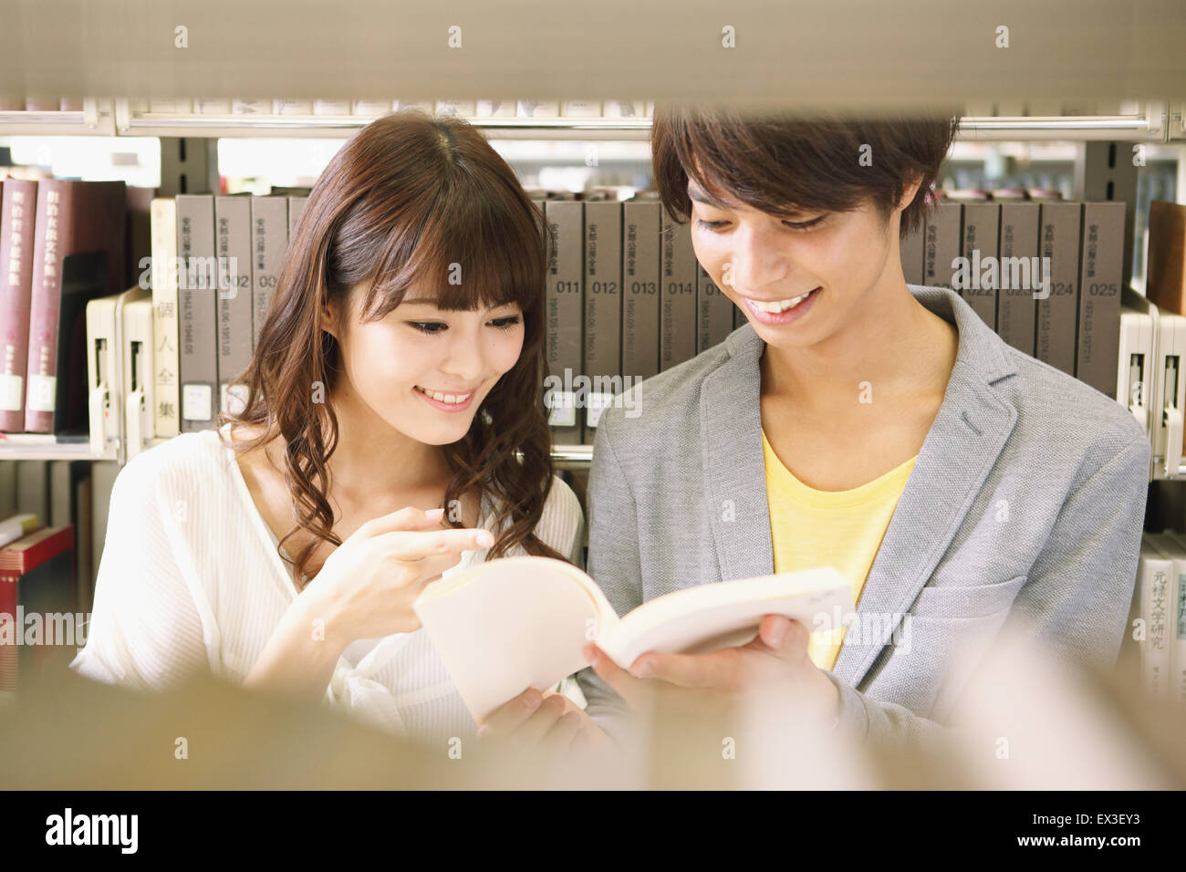 University students in the library Stock Photo - Alamy