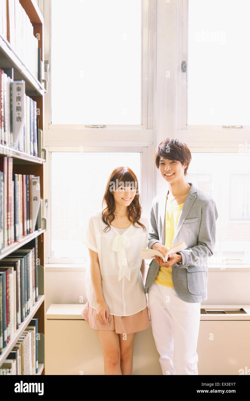 University students in the library Stock Photo - Alamy