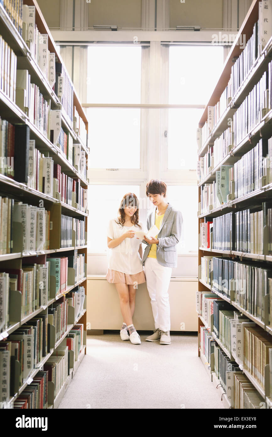 University students in the library Stock Photo - Alamy