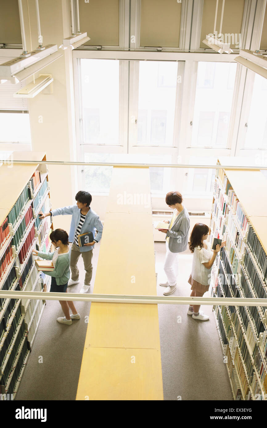 University students in the library Stock Photo - Alamy