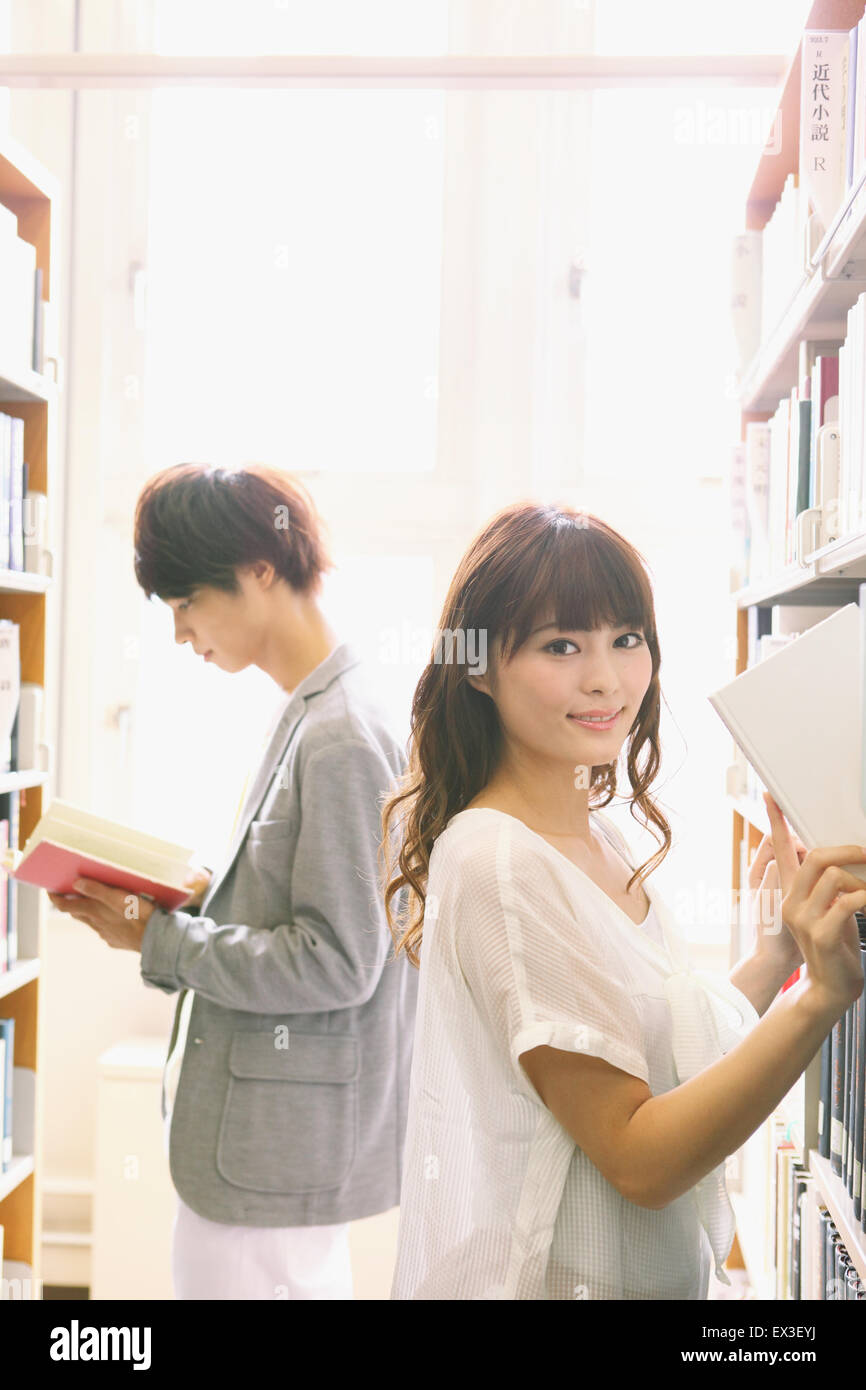 University students in the library Stock Photo - Alamy