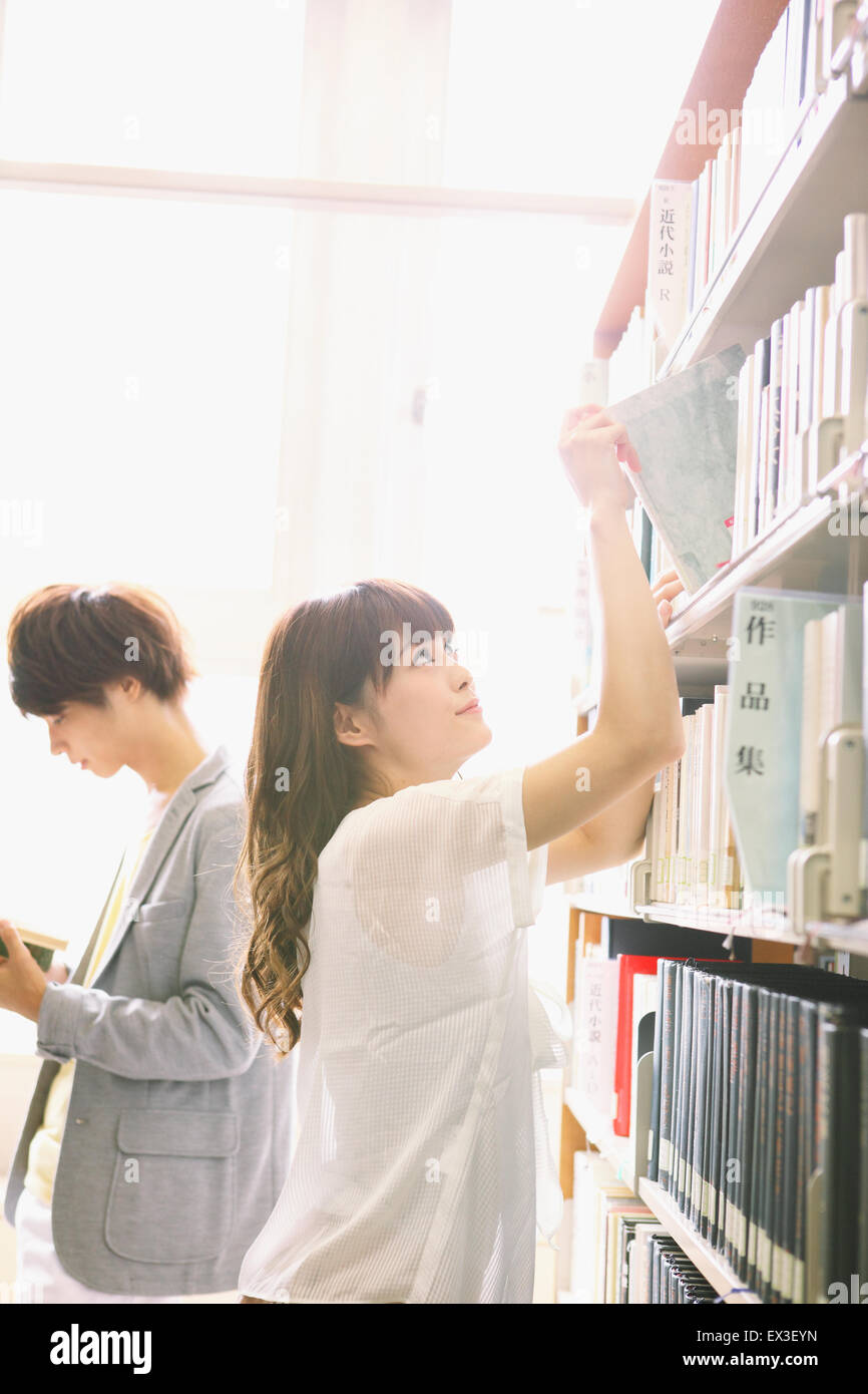University students in the library Stock Photo - Alamy