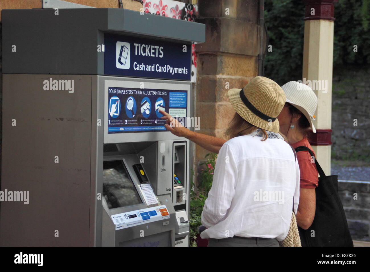 Platform ticket machine hi-res stock photography and images - Alamy
