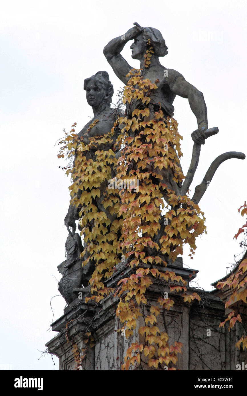 Garden stone statue hi-res stock photography and images - Alamy