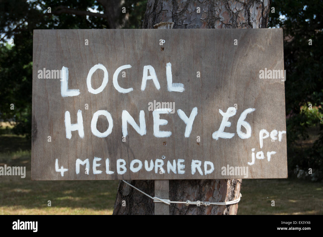 Honey for sale sign hi-res stock photography and images - Alamy