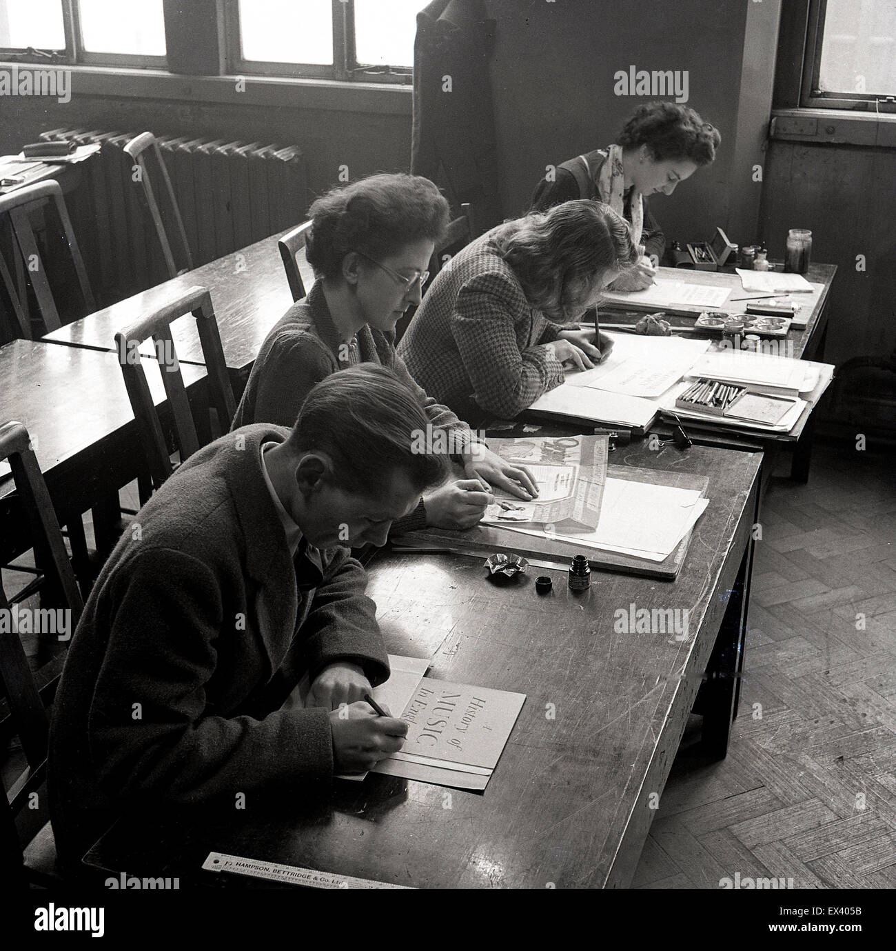 HIstorical, 1950s, students in classroom sit at desks Stock Photo - Alamy