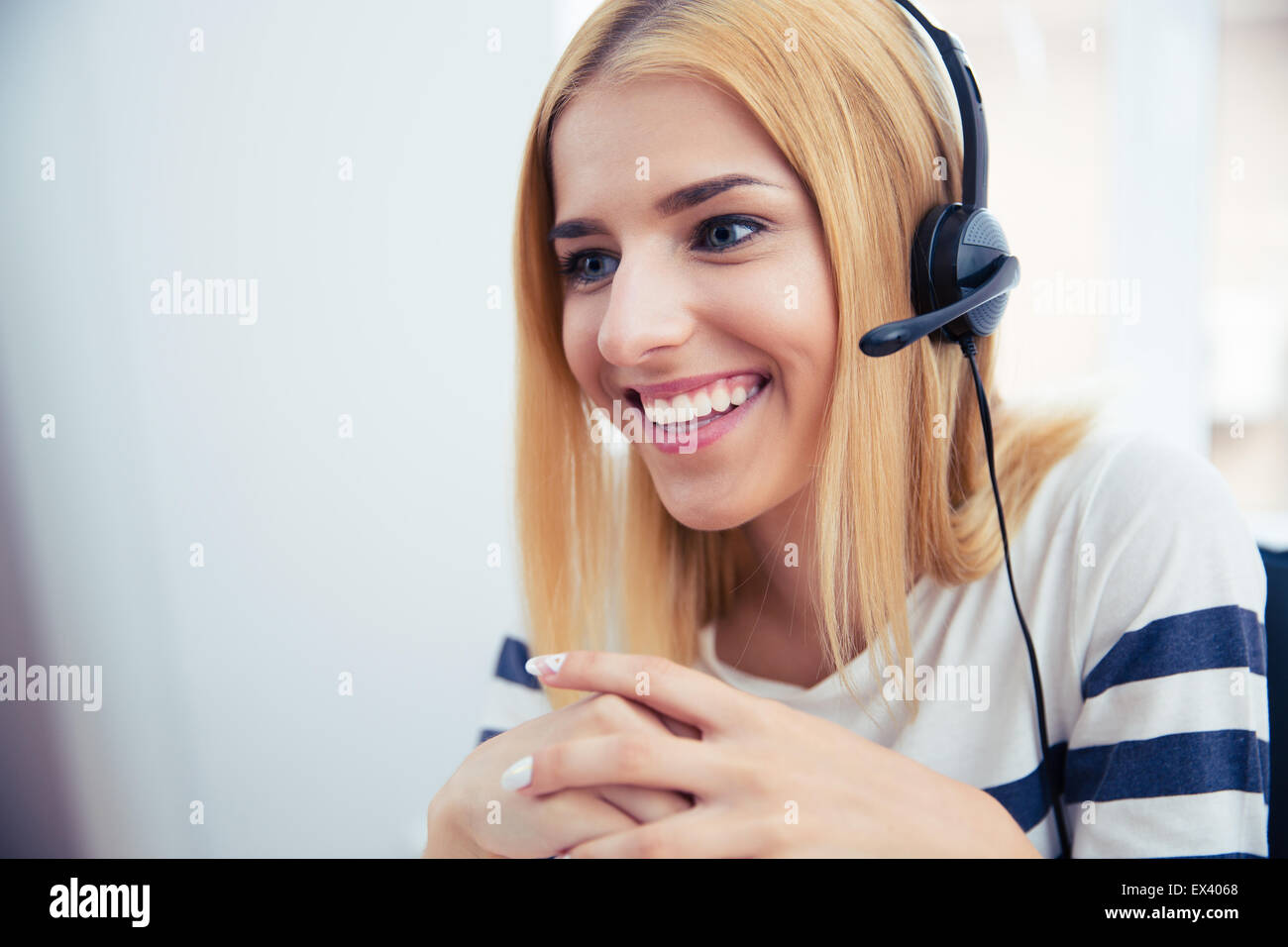 Office worker helpful hi-res stock photography and images - Alamy