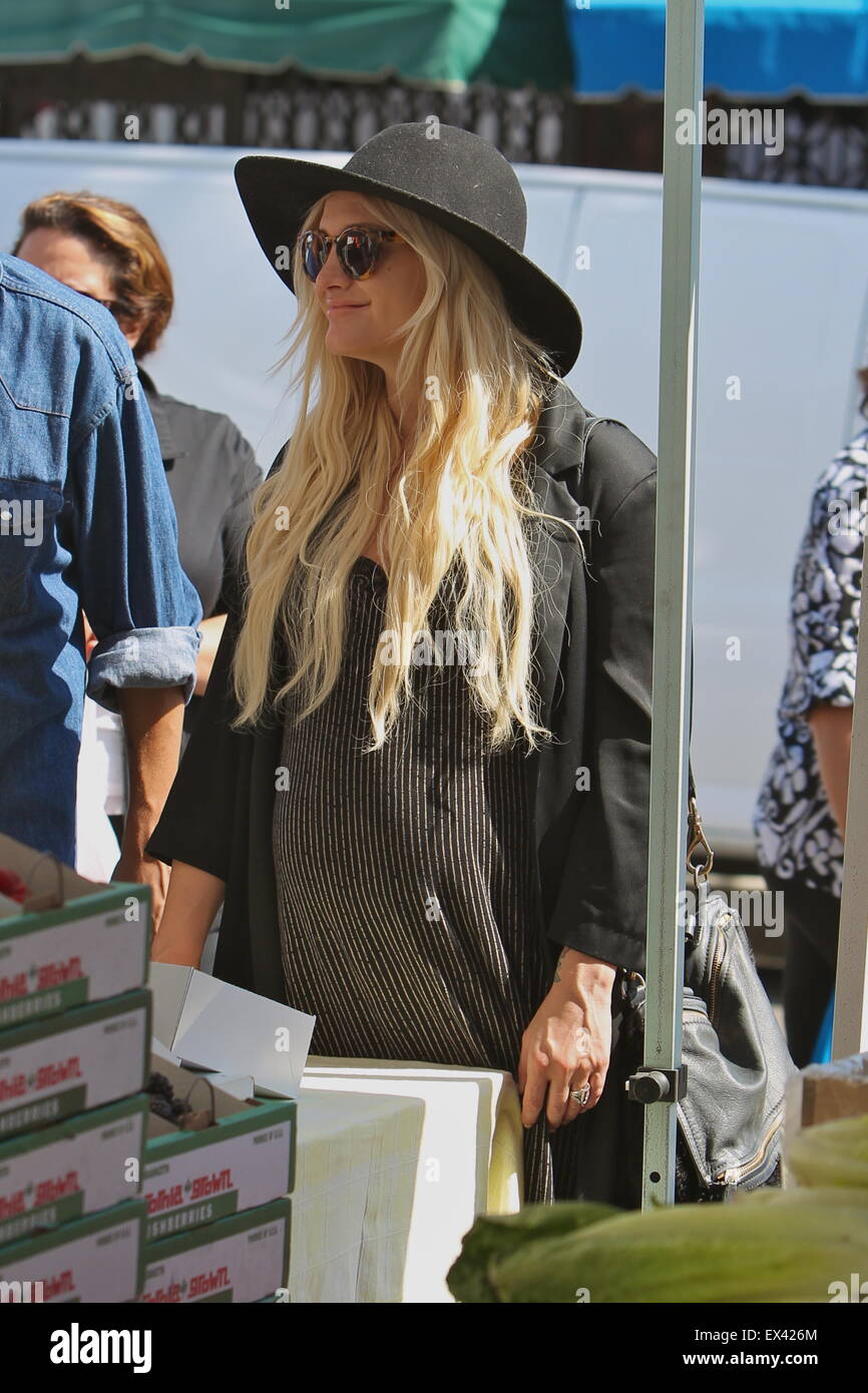 Heavily pregnant Ashlee Simpson buys fresh salsa, strawberries and a ...