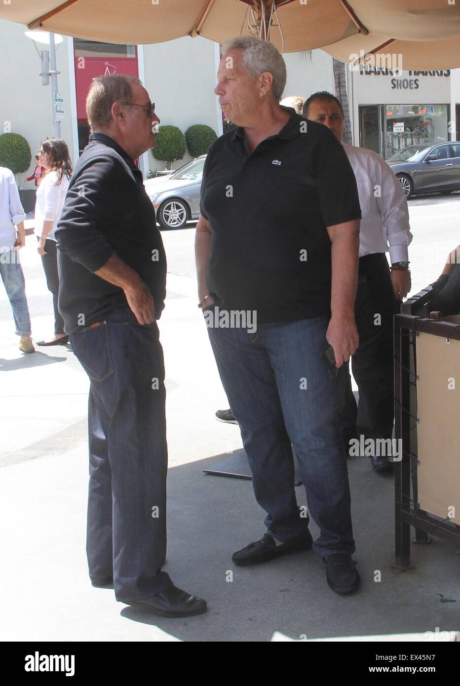 Sportscaster Al Michaels and film producer Steve Tisch at a restaurant ...