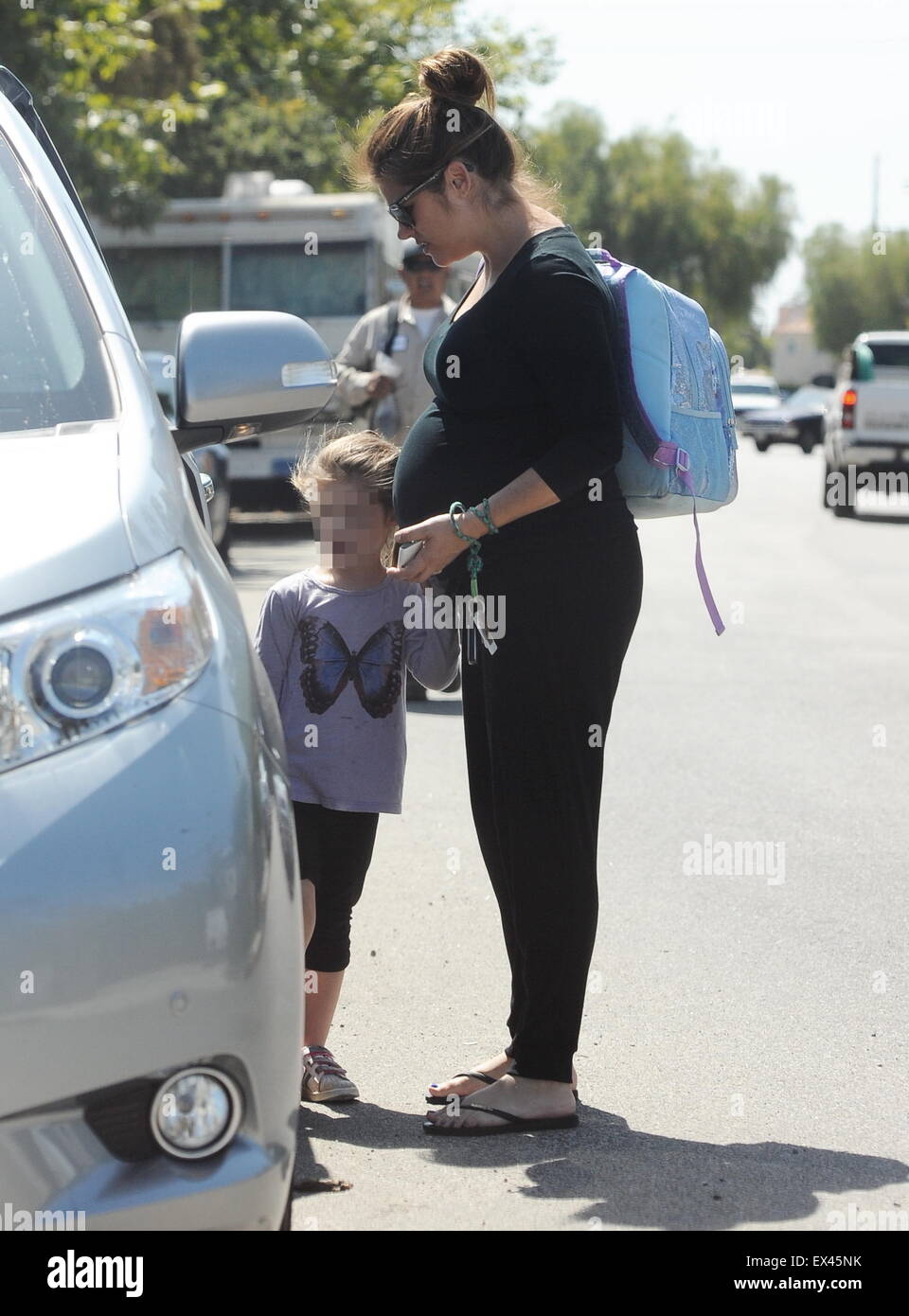 Heavily pregnant Tiffani Thiessen collects her daughter Harper from ...