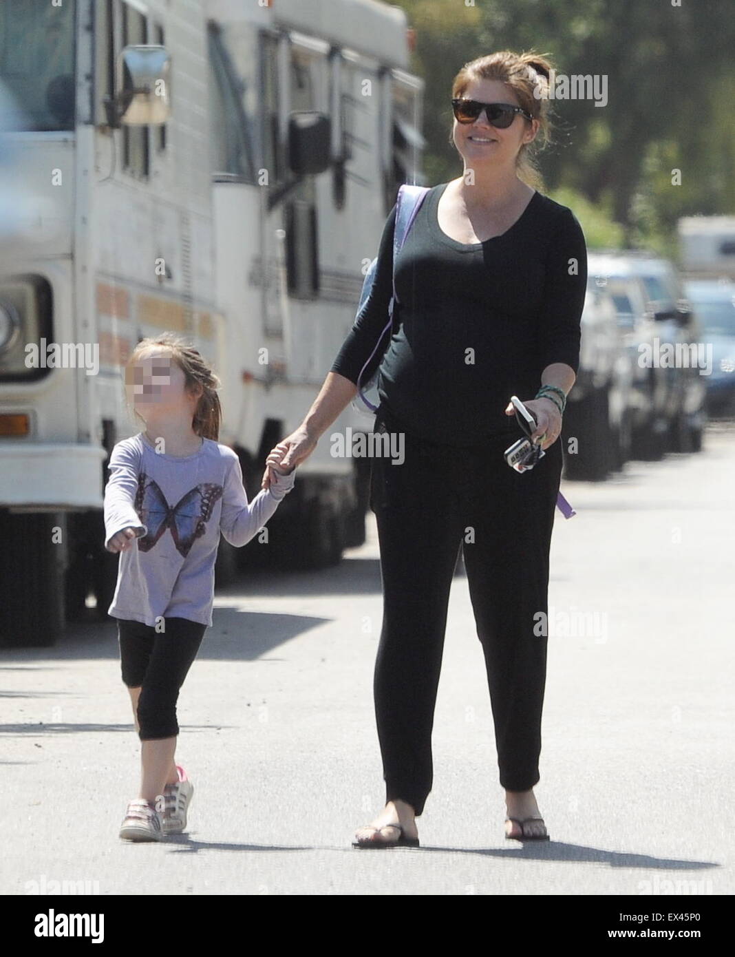 Heavily pregnant Tiffani Thiessen collects her daughter Harper from ...