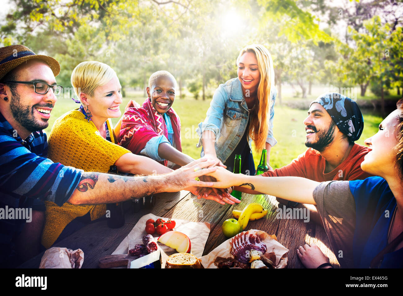 Teamwork camping hi-res stock photography and images - Alamy