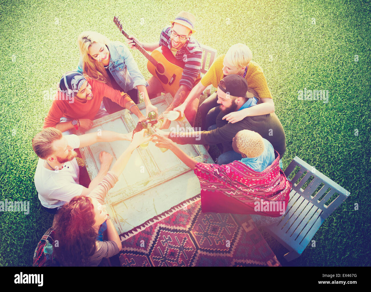 Friends bonding hi-res stock photography and images - Alamy