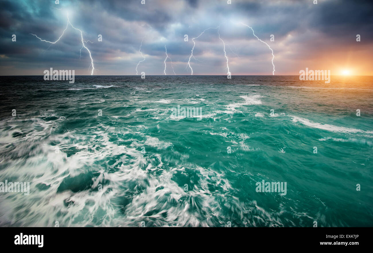 Lightning storm ocean hi-res stock photography and images - Alamy