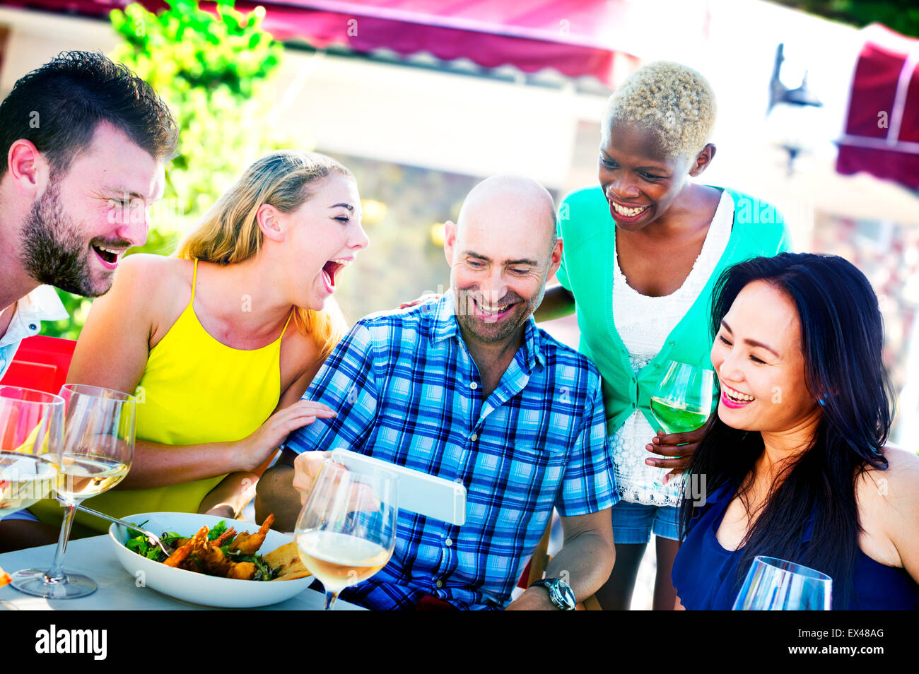 Food and friendship hi-res stock photography and images - Alamy
