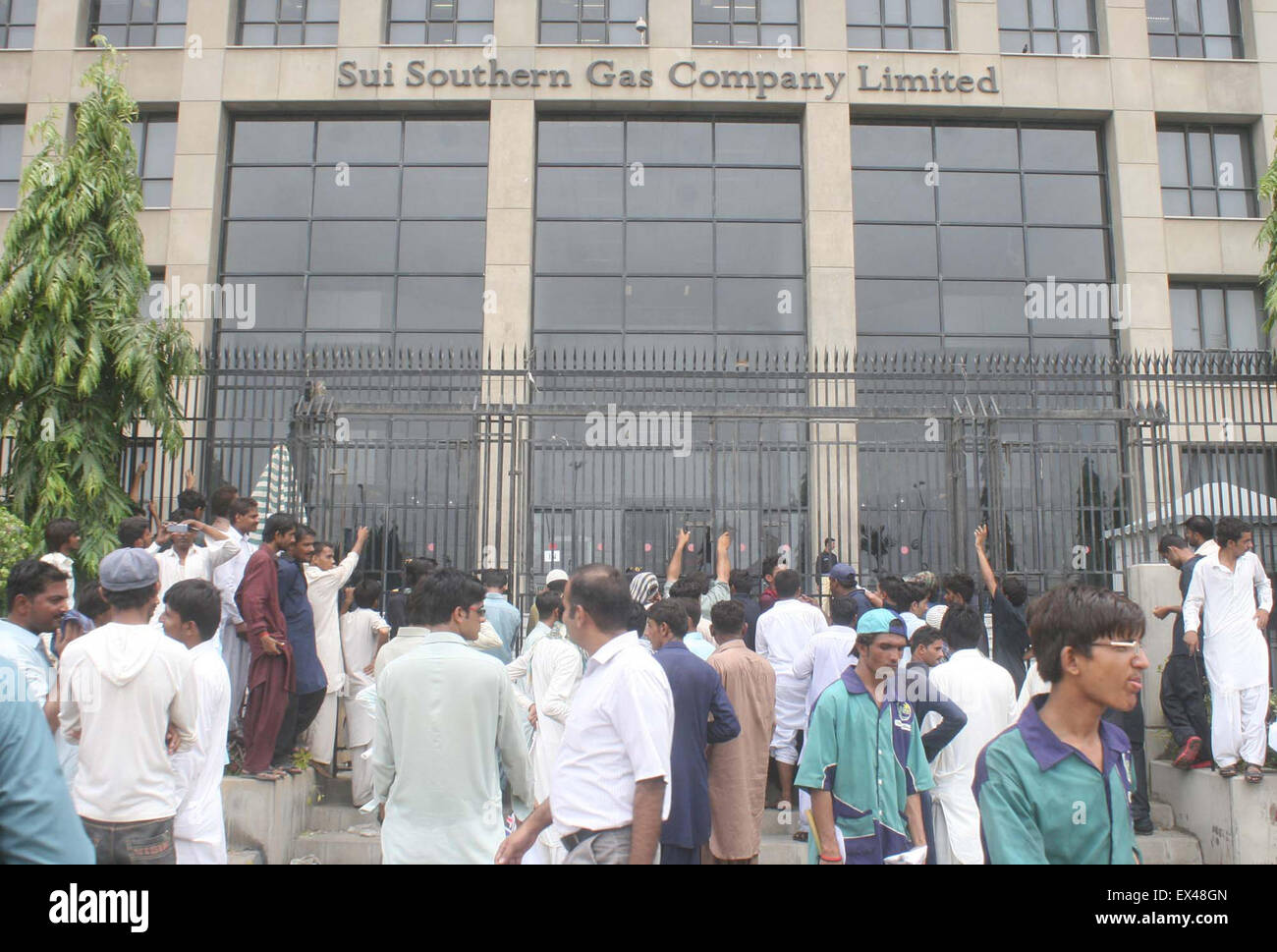 CNG station owners and workers are protesting against gas load shedding ...